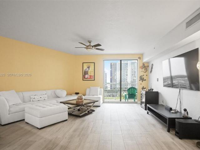 Luxury apartment complex for rent in Hollywood, Florida