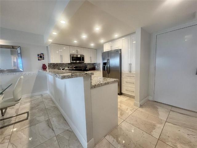 Luxury apartment complex for rent in Hollywood, Florida