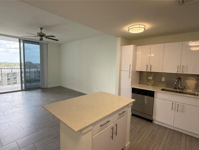 Luxury apartment complex for rent in Hollywood, Florida