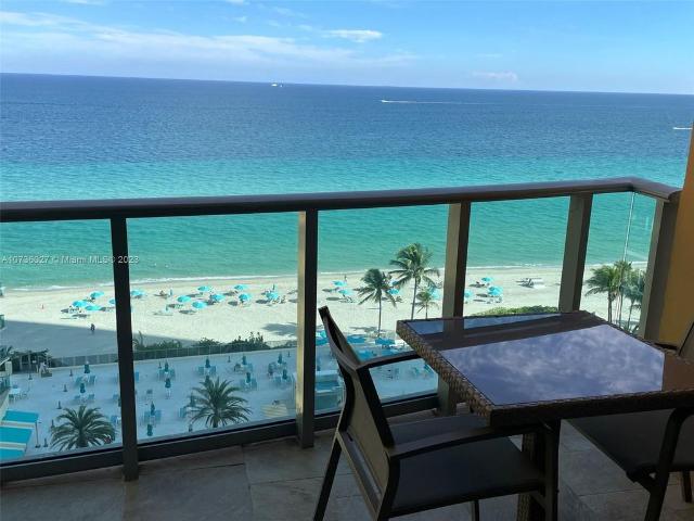 Luxury apartment complex for rent in Hollywood, Florida