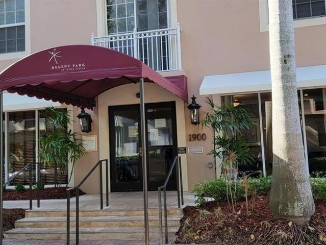 Luxury apartment complex for rent in Hollywood, Florida