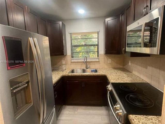 Luxury apartment complex for rent in Hollywood, Florida