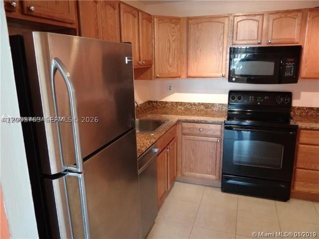 Luxury apartment complex for rent in Hollywood, Florida