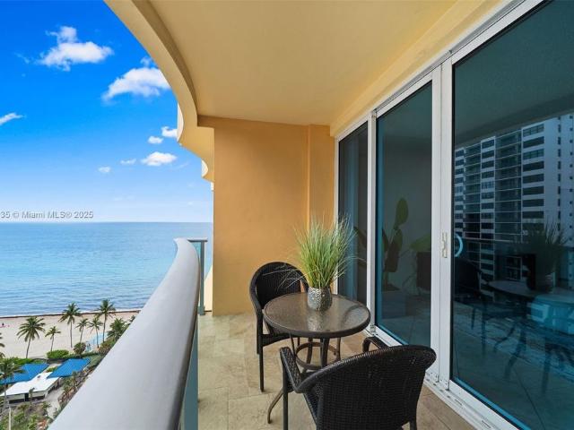 Luxury apartment complex for rent in Hollywood, Florida