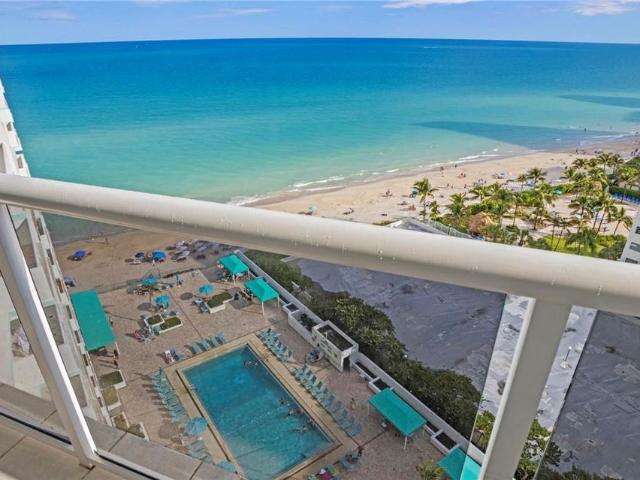 Luxury apartment complex for rent in Hollywood, Florida