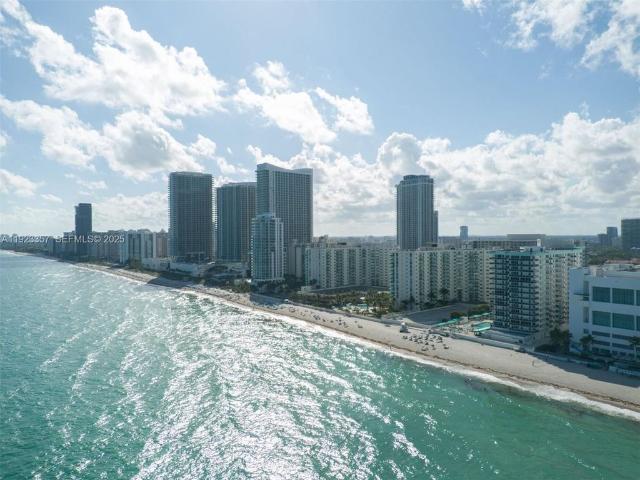 Luxury apartment complex for rent in Hollywood, Florida