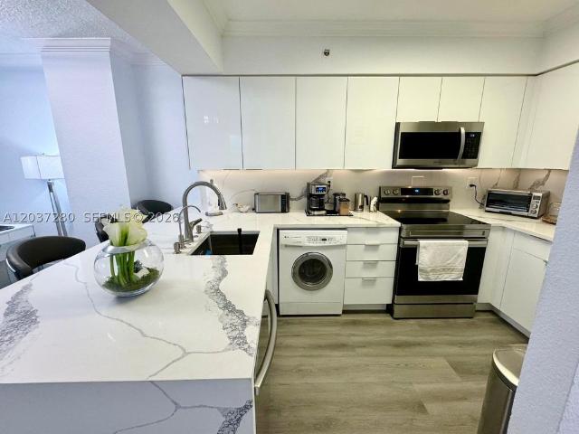 Luxury apartment complex for rent in Hollywood, Florida