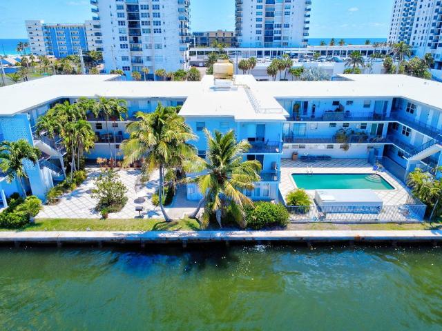 Luxury apartment complex for rent in Hollywood, Florida