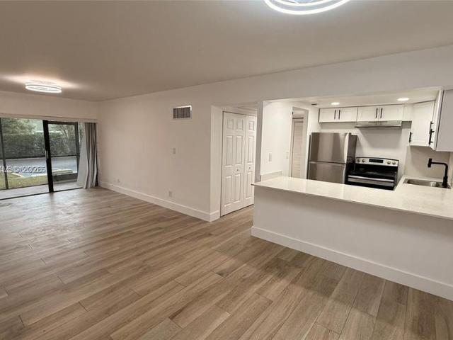 Luxury apartment complex for rent in Hollywood, Florida