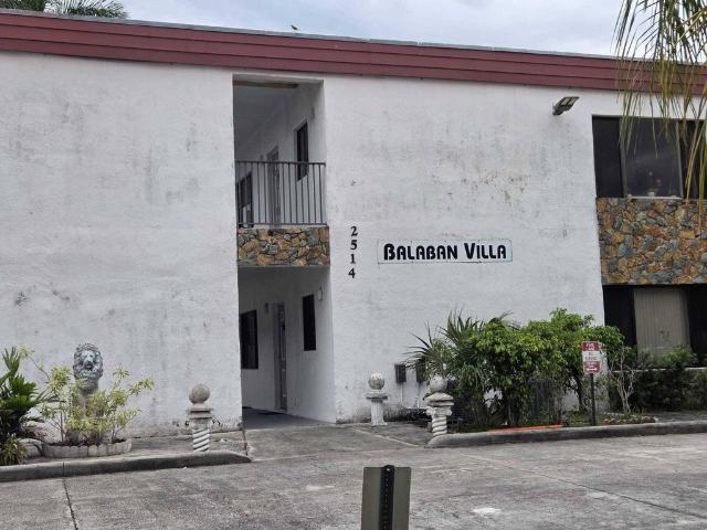 Luxury apartment complex for rent in Hollywood, Florida