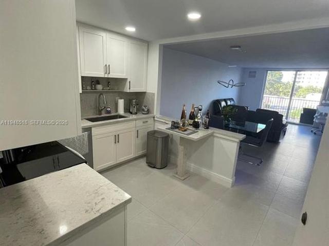 Luxury apartment complex for rent in Hollywood, Florida