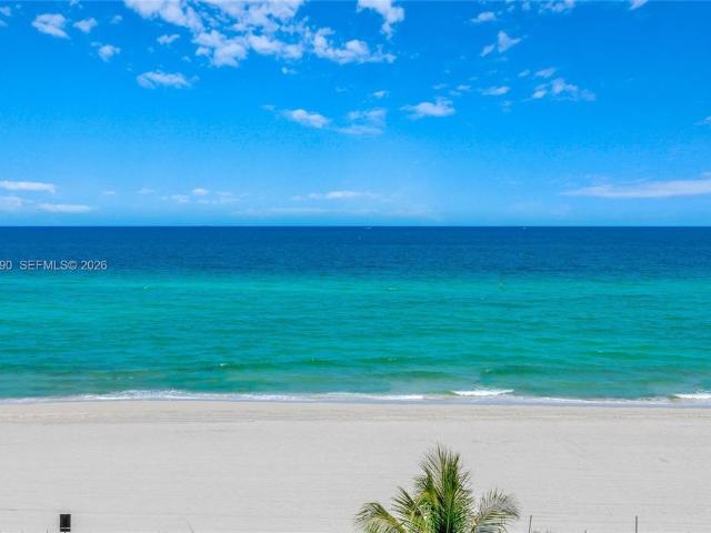 Luxury apartment complex for rent in Hollywood, Florida