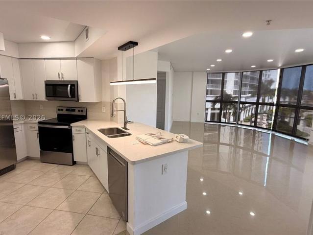 Luxury apartment complex for rent in Hollywood, Florida