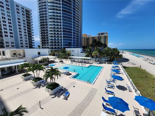 Luxury apartment complex for rent in Hollywood, Florida