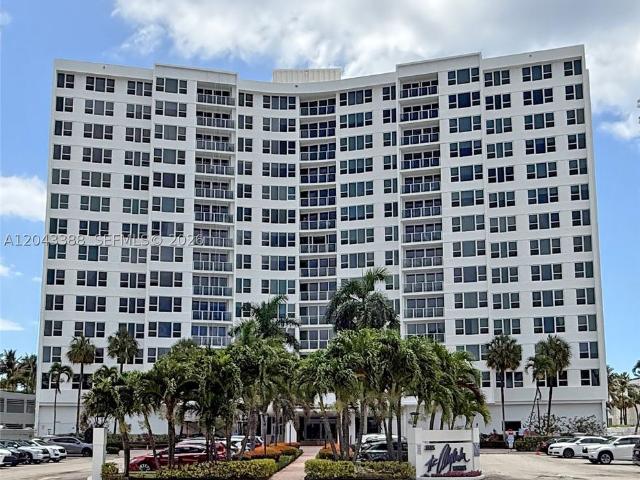 Luxury apartment complex for rent in Hollywood, Florida