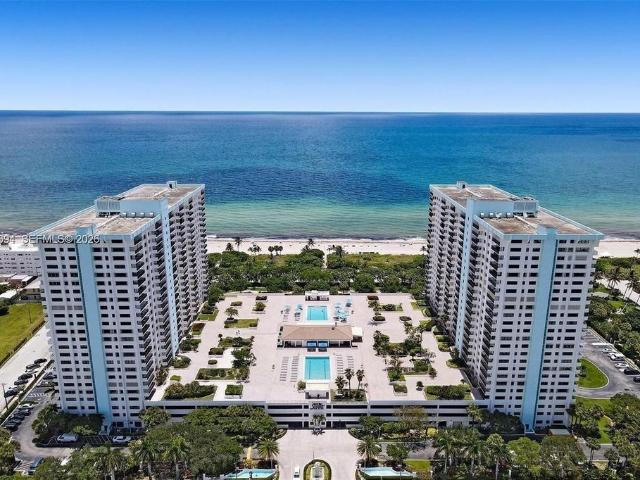 Luxury apartment complex for rent in Hollywood, Florida