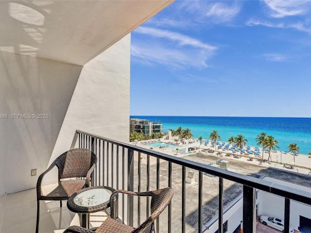 Luxury apartment complex for rent in Hollywood, Florida