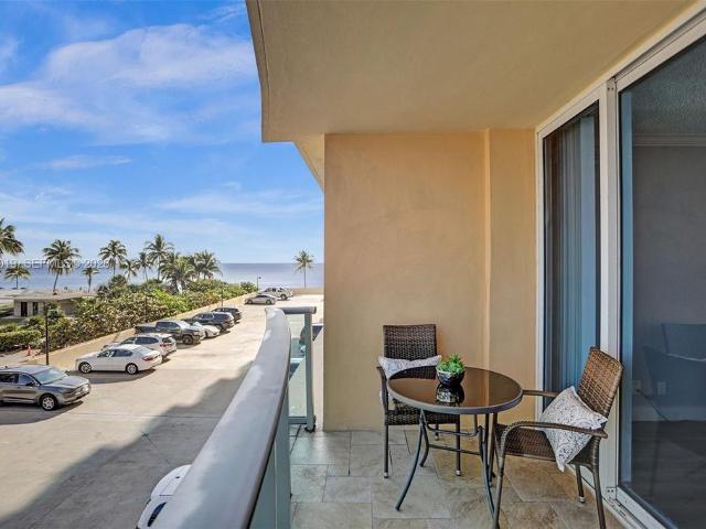 Luxury apartment complex for rent in Hollywood, Florida