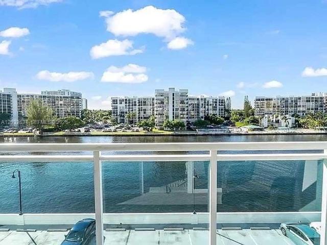 Luxury apartment complex for rent in Hollywood, Florida