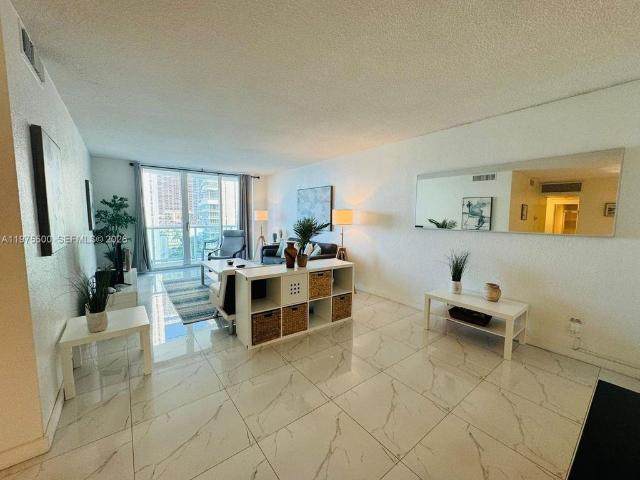 Luxury apartment complex for rent in Hollywood, Florida