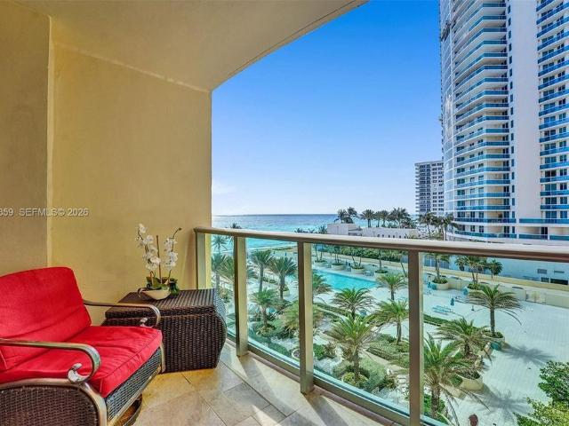 Luxury apartment complex for rent in Hollywood, Florida