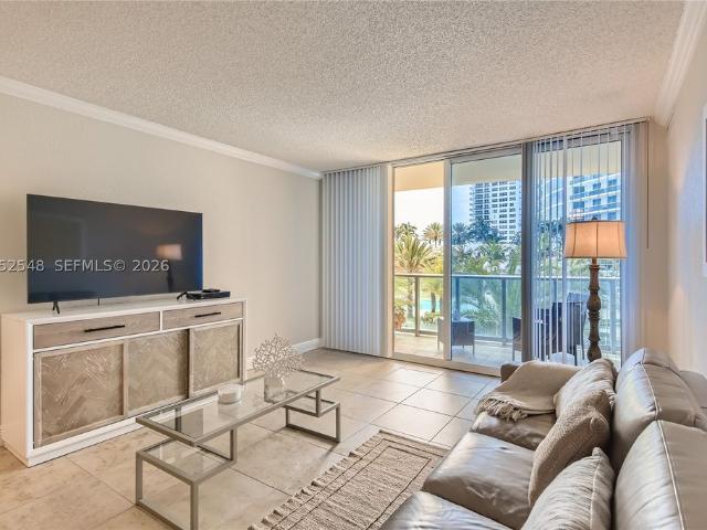 Luxury apartment complex for rent in Hollywood, Florida