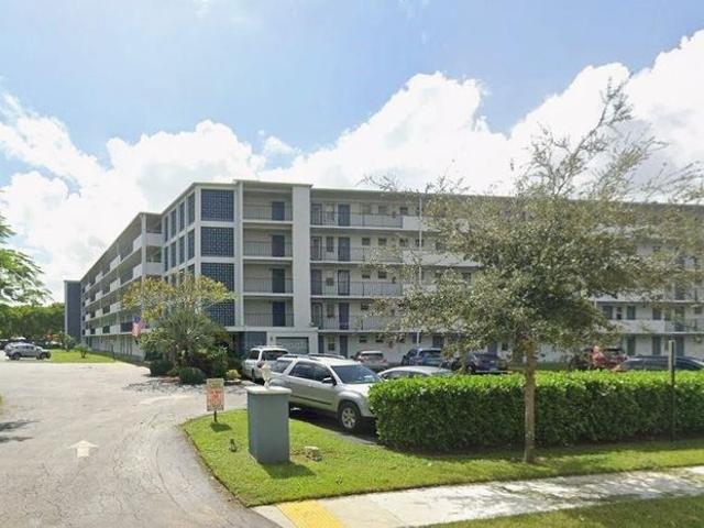 Luxury apartment complex for rent in Hollywood, Florida