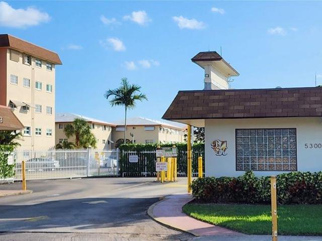 Luxury apartment complex for rent in Hollywood, Florida