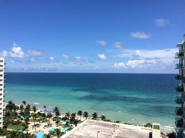 Luxury apartment complex for rent in Hollywood, Florida