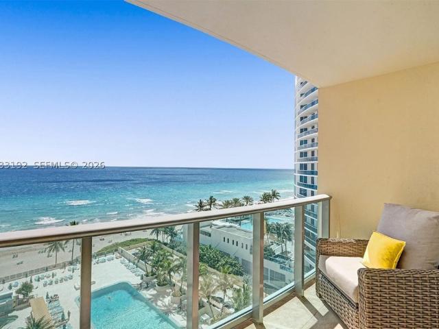 Luxury apartment complex for rent in Hollywood, Florida