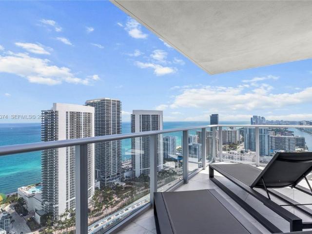 Luxury apartment complex for rent in Hollywood, Florida