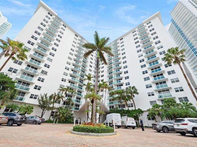 Luxury apartment complex for rent in Hollywood, Florida
