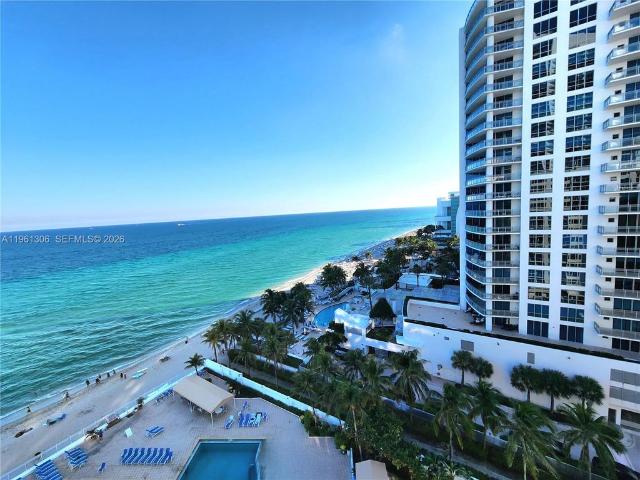 Luxury apartment complex for rent in Hollywood, Florida
