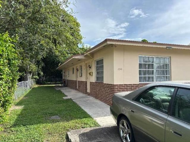 Luxury apartment complex for rent in Hollywood, Florida