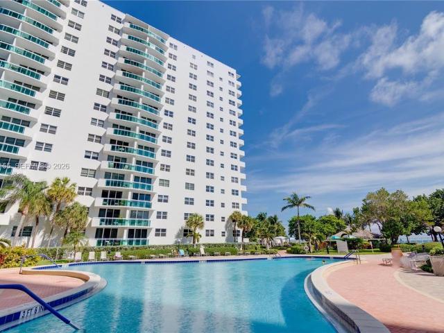 Luxury apartment complex for rent in Hollywood, Florida