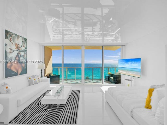 Luxury apartment complex for rent in Hollywood, Florida