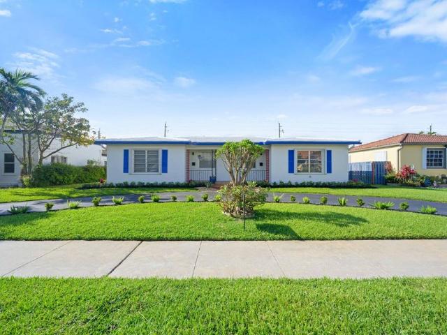 Luxury apartment complex for rent in Hollywood, Florida