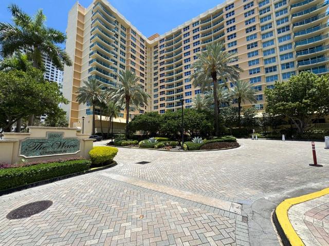 Luxury apartment complex for rent in Hollywood, Florida