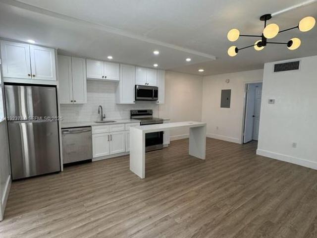 Luxury apartment complex for rent in Hollywood, Florida
