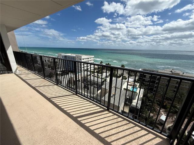 Luxury apartment complex for rent in Hollywood, Florida