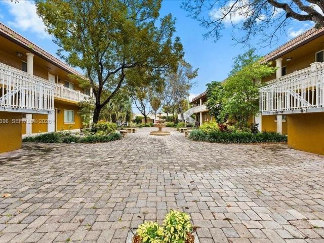 Luxury apartment complex for rent in Hollywood, Florida