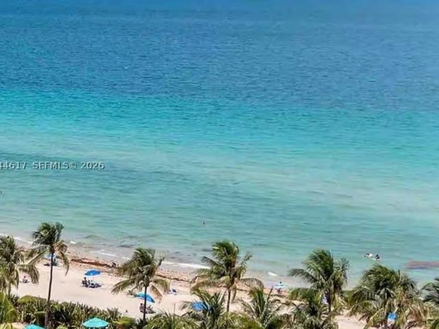 Luxury apartment complex for rent in Hollywood, Florida