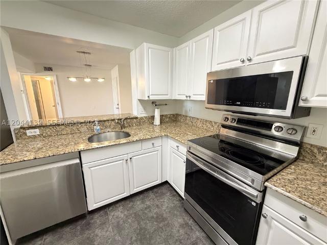 Luxury apartment complex for rent in Hollywood, Florida