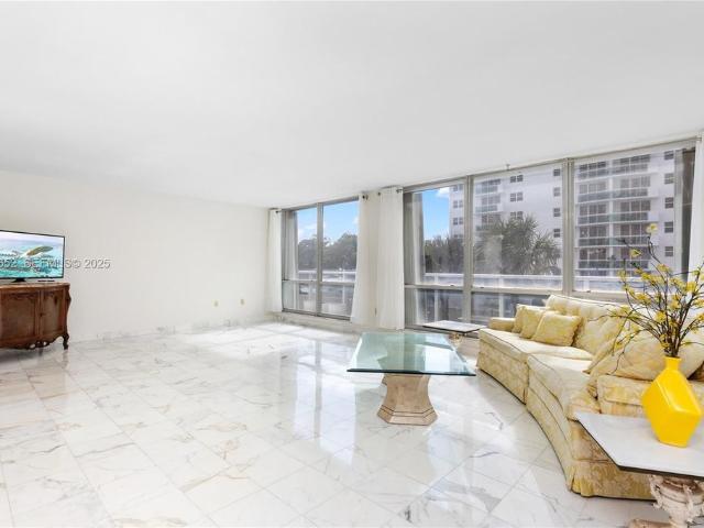 Luxury apartment complex for rent in Hollywood, Florida