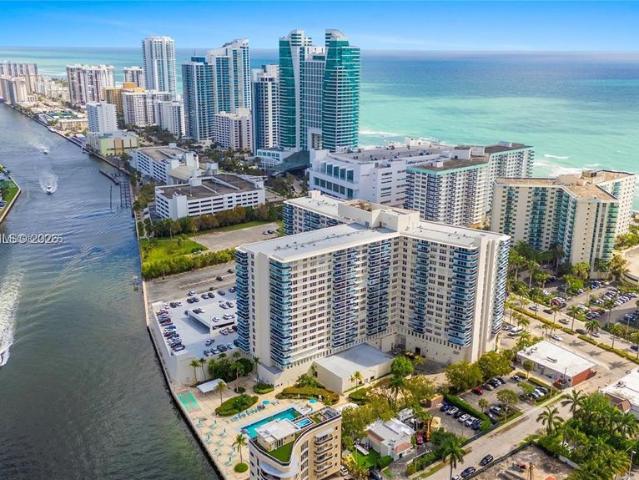Luxury apartment complex for rent in Hollywood, Florida