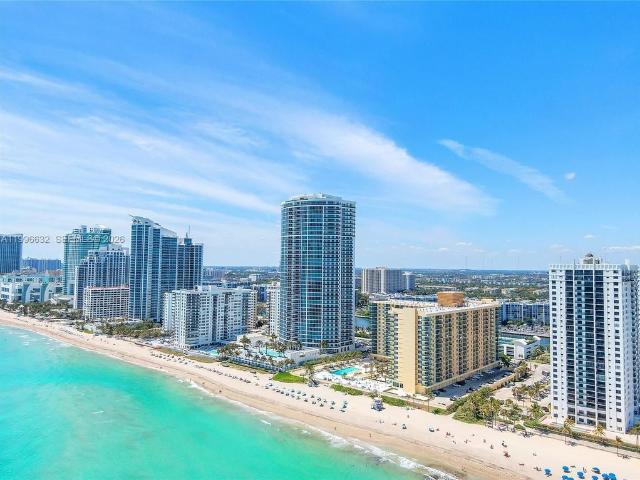 Luxury apartment complex for rent in Hollywood, Florida