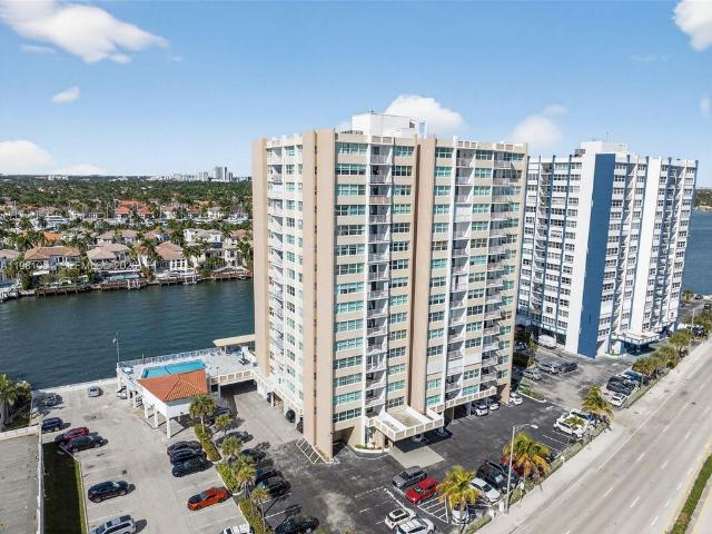 Luxury apartment complex for rent in Hollywood, Florida