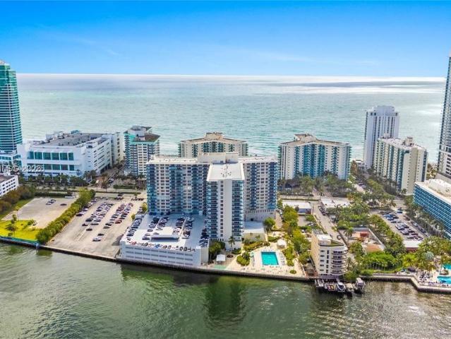 Luxury apartment complex for rent in Hollywood, Florida