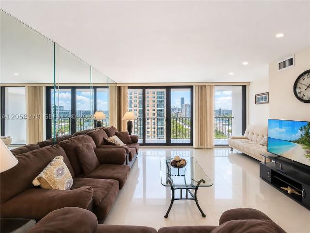 Luxury apartment complex for rent in Hollywood, Florida