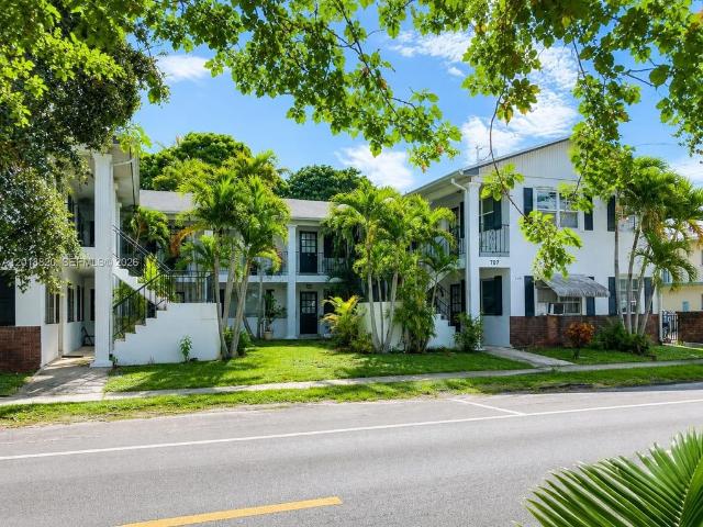 Luxury apartment complex for rent in Hollywood, Florida
